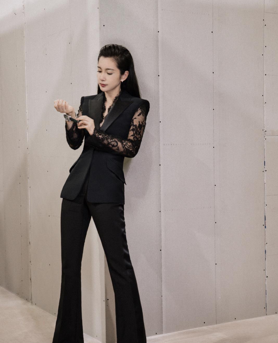 李冰冰为显嫩拼了，一身牛仔装显潮流个性，47岁活成27岁模样__财经头条