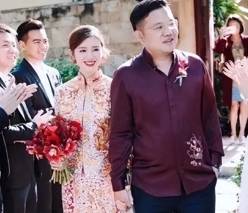 武大樱花女神主播!为嫁土豪高管弃巅峰事业,如今成人妻变大妈脸 徐小溢 武大樱花 女主播 新浪新闻