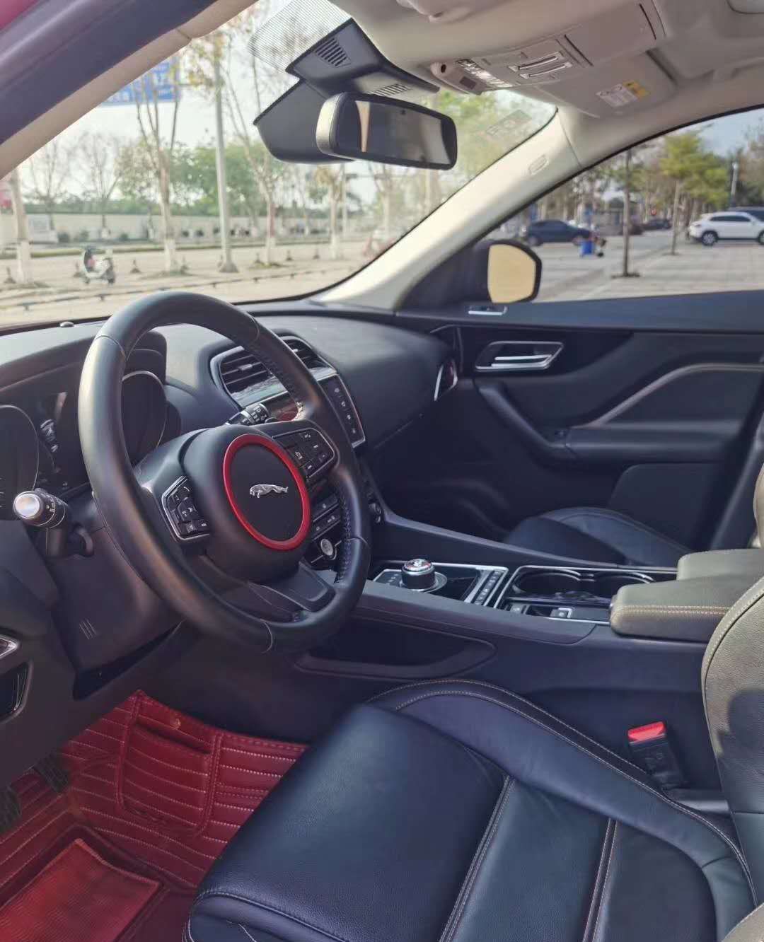 运动感十足的捷豹锋湃SUV，2.0T涡轮增压，241马力体验越野乐趣