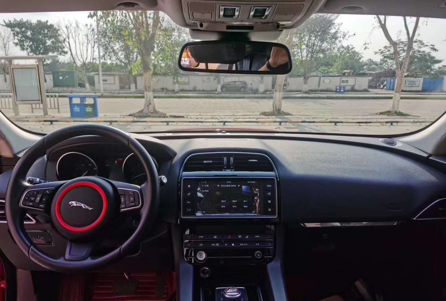 运动感十足的捷豹锋湃SUV，2.0T涡轮增压，241马力体验越野乐趣