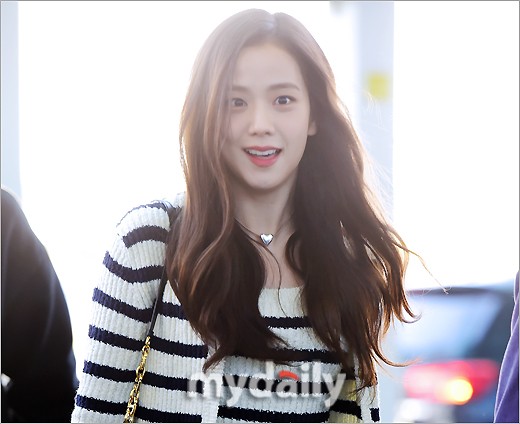 BLACKPINK成员JISOO飞往巴黎参加时装周__财经头条