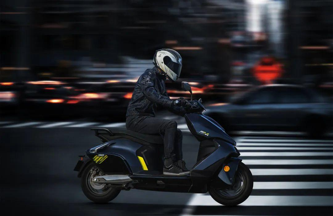 九号电动E300P强势来袭！与极核AE8 S+相比，谁更香？-新浪汽车