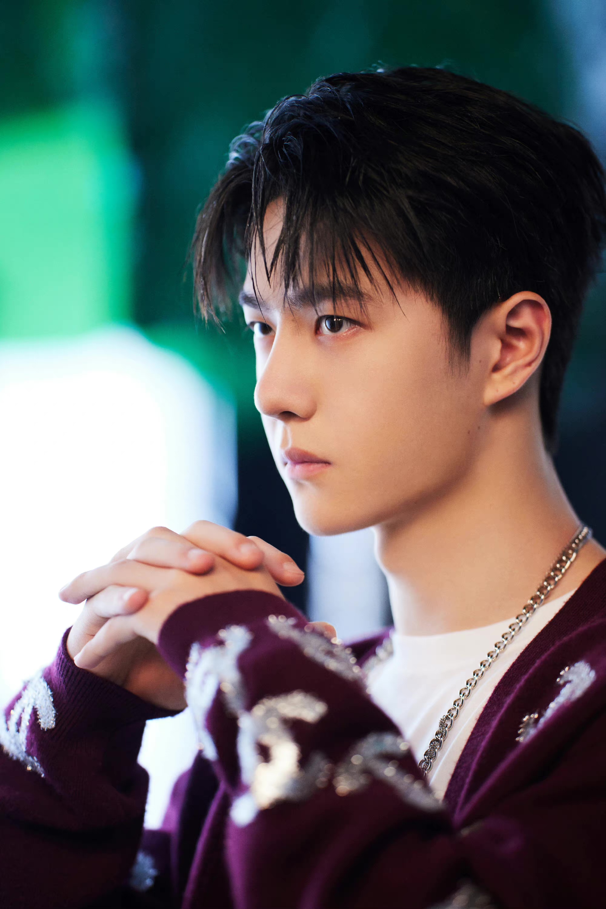 王一博《街舞5》花絮照，下颌线线条清晰，颜值回归！