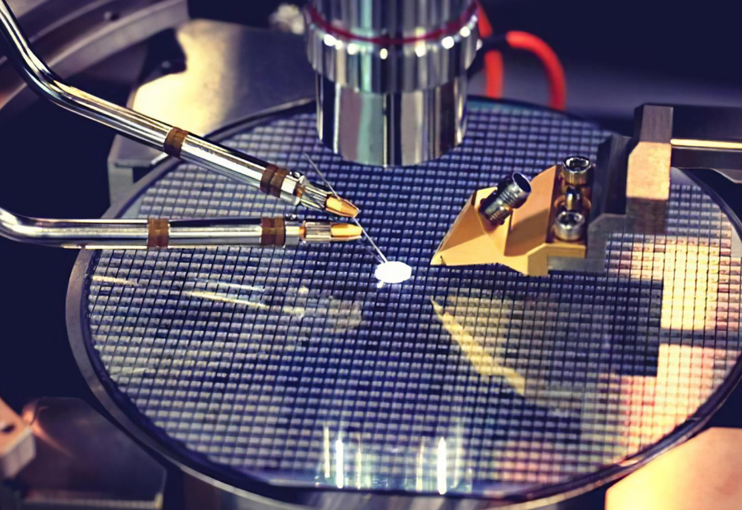 为卖给中国光刻机，ASML敢向美国喊“不”？倪光南的担心不能忘__财经头条