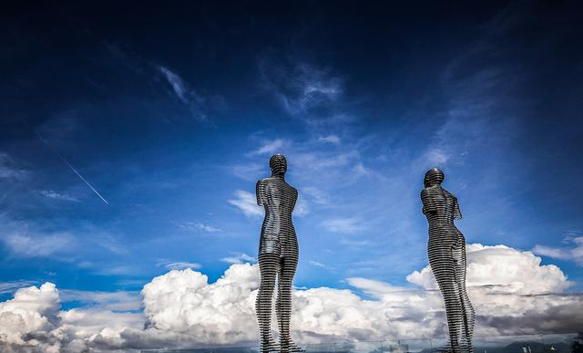 世界最神奇雕像，白天不接触，夜晚男女雕像自动运行互穿彼此身体|格鲁吉亚|巴统|雕像_新浪新闻