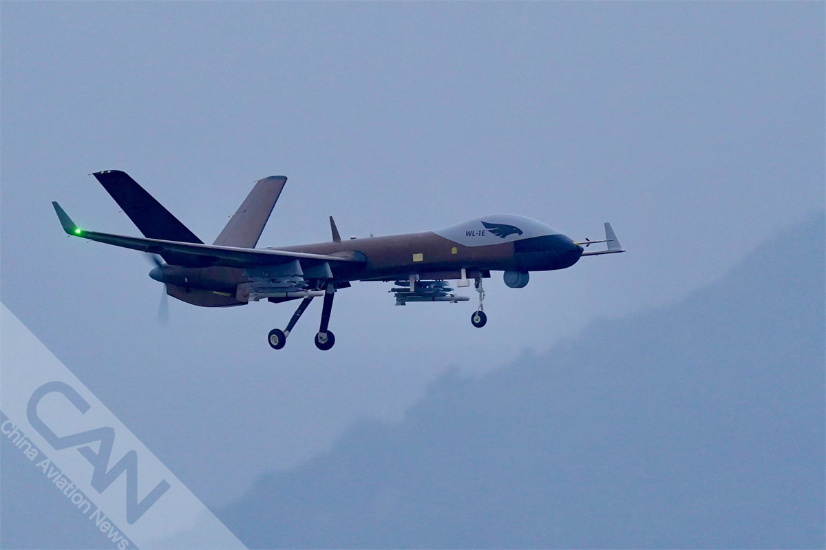 直冲云霄！“翼龙”1E在珠海金湾机场首次飞行（摄影：岳书华）__财经头条