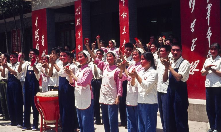 1971年的延安，罕见街拍老照片，这才是71年的日常生活记忆