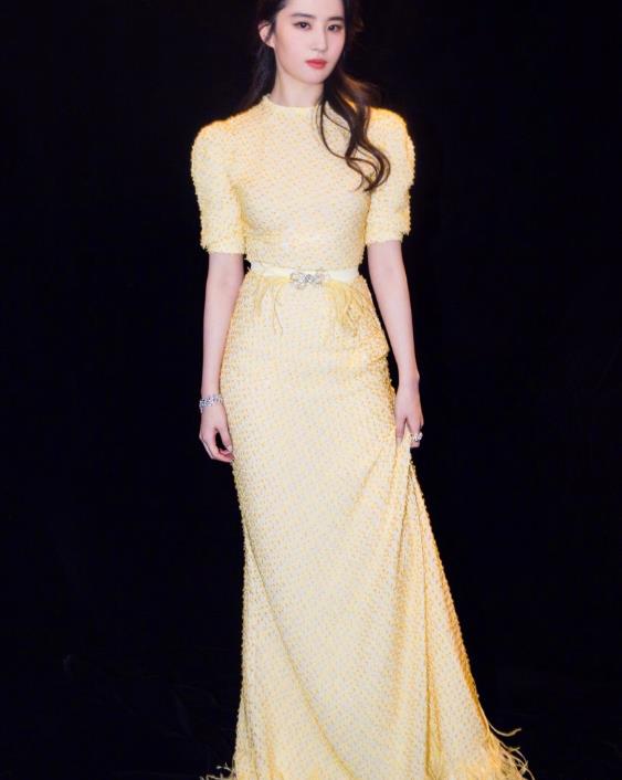 刘亦菲这么多年就跟过着玩一样？秀出“直线”身材，让人不敢相信