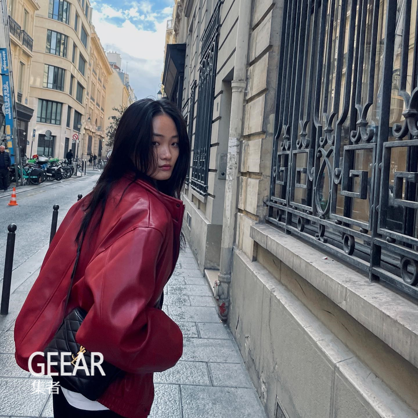 巴黎时装周跟Jennie合影的这位女生，原来有着这强大背景！