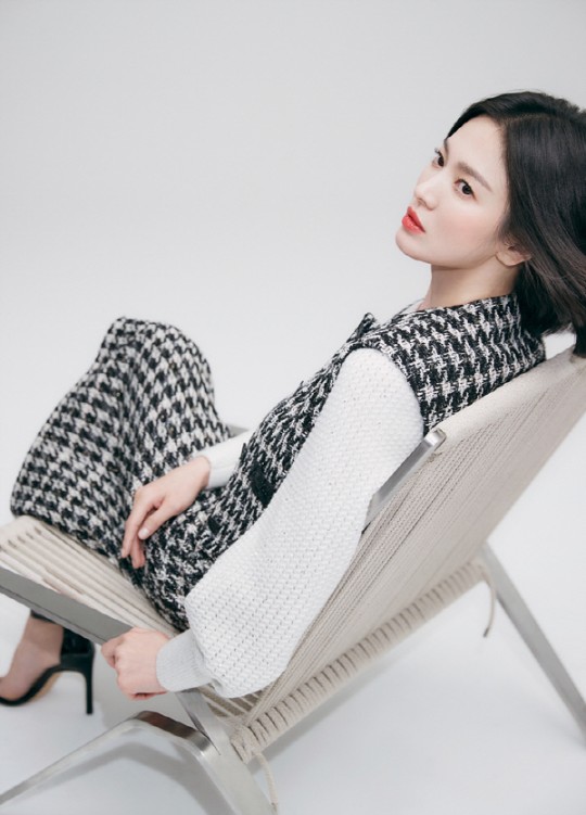 宋慧乔最新代言宣传照曝光 穿细高跟鞋线条美