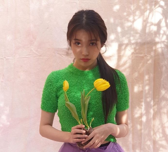 IU不愧是宅男女神，凭借清纯造型站稳南韩圈，穿衣风格独树一帜