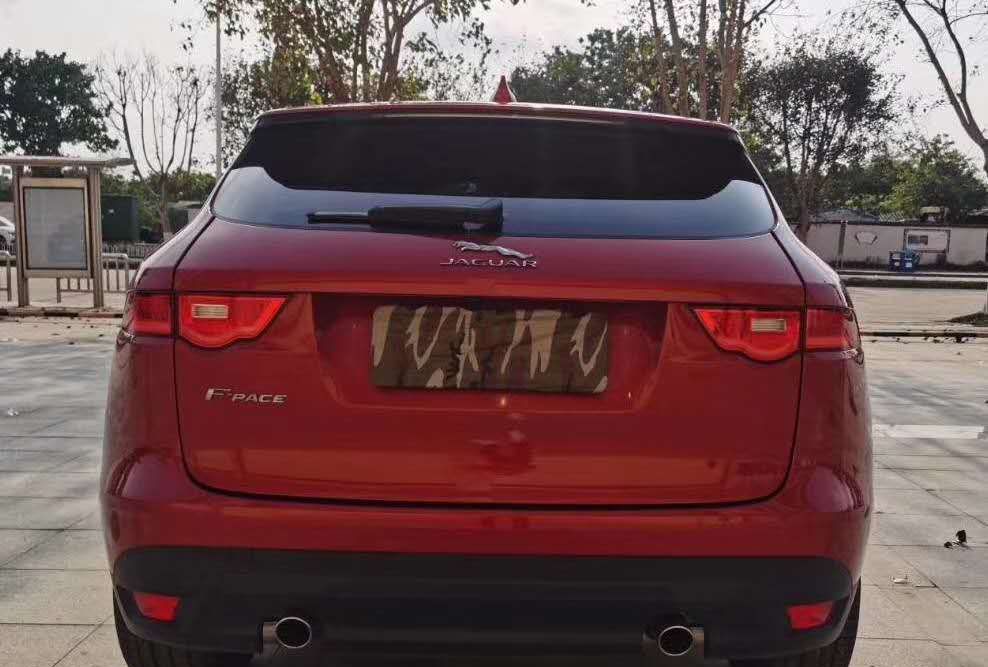 运动感十足的捷豹锋湃SUV，2.0T涡轮增压，241马力体验越野乐趣