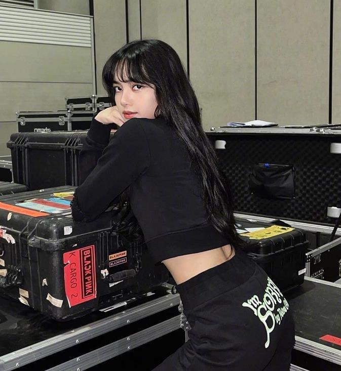 Lisa身材比例太好了！黑色运动套装出镜，这腿长谁不羡慕？