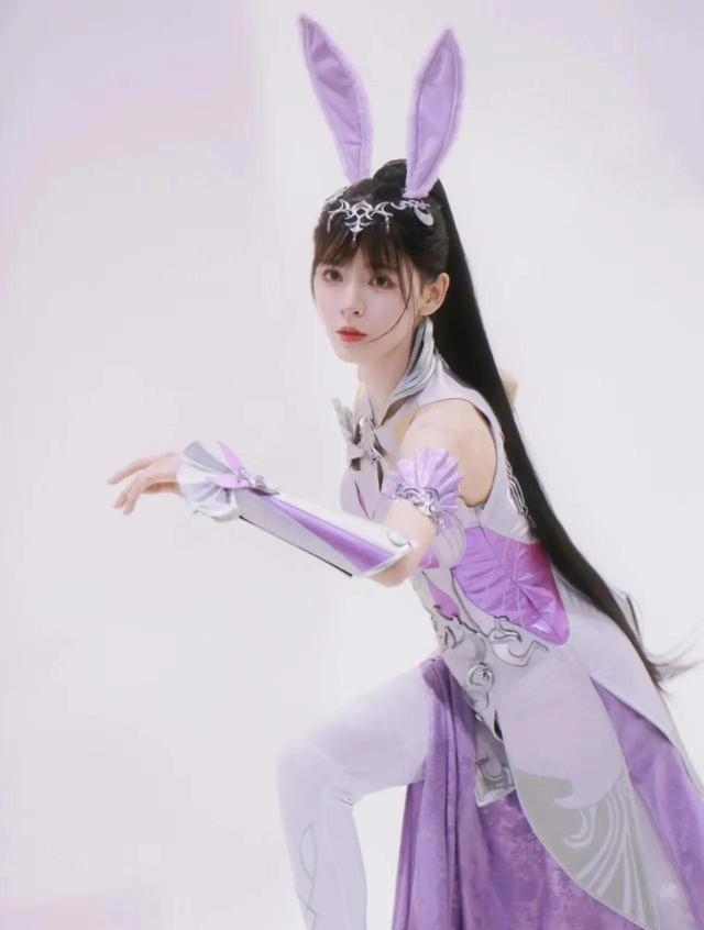 张予曦cos斗罗大陆小舞，颜值爆表，引起网友热议|社交媒体|张予曦|爆表_新浪新闻