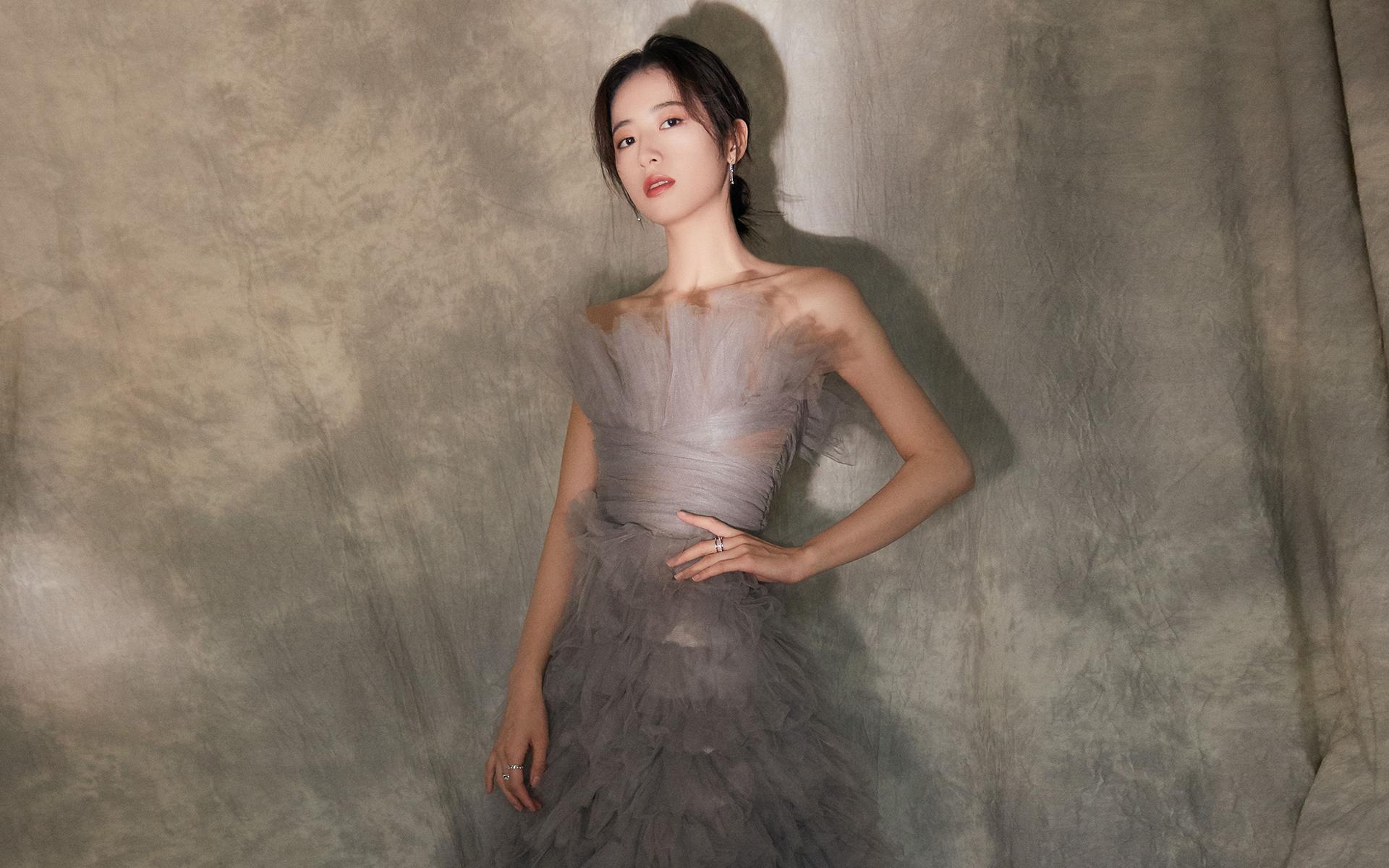 女演员周雨彤，抹胸雾灰纱裙，美艳大气！