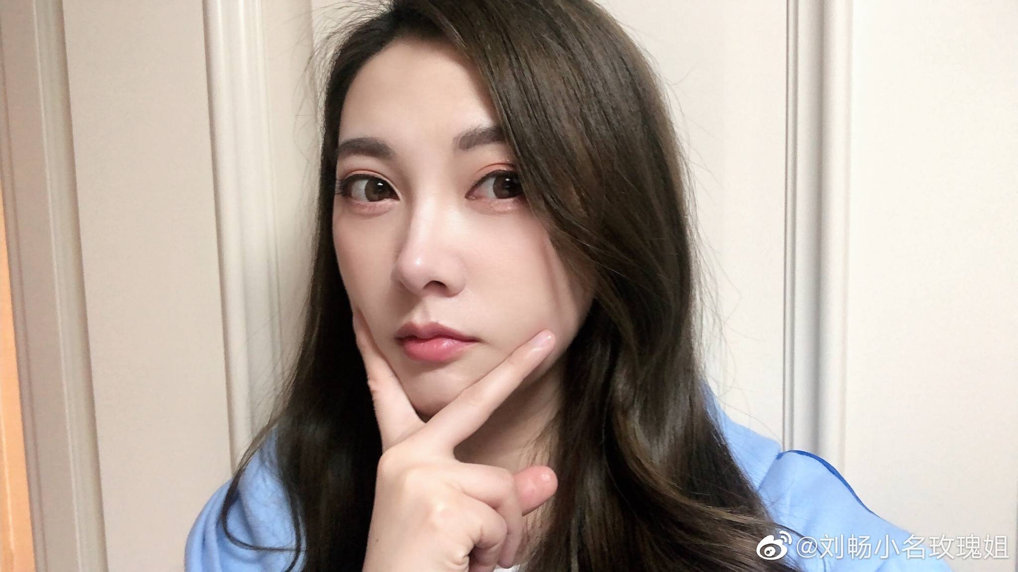 足球美女主持人刘畅晒出自己的自拍照，一位温文尔雅的主播