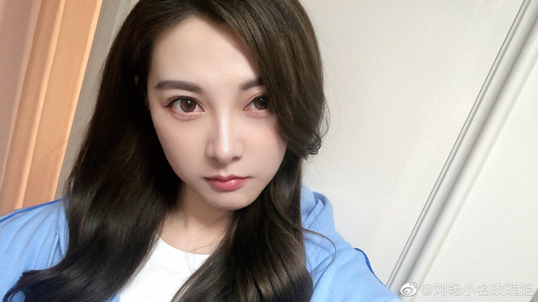 足球美女主持人刘畅晒出自己的自拍照，一位温文尔雅的主播