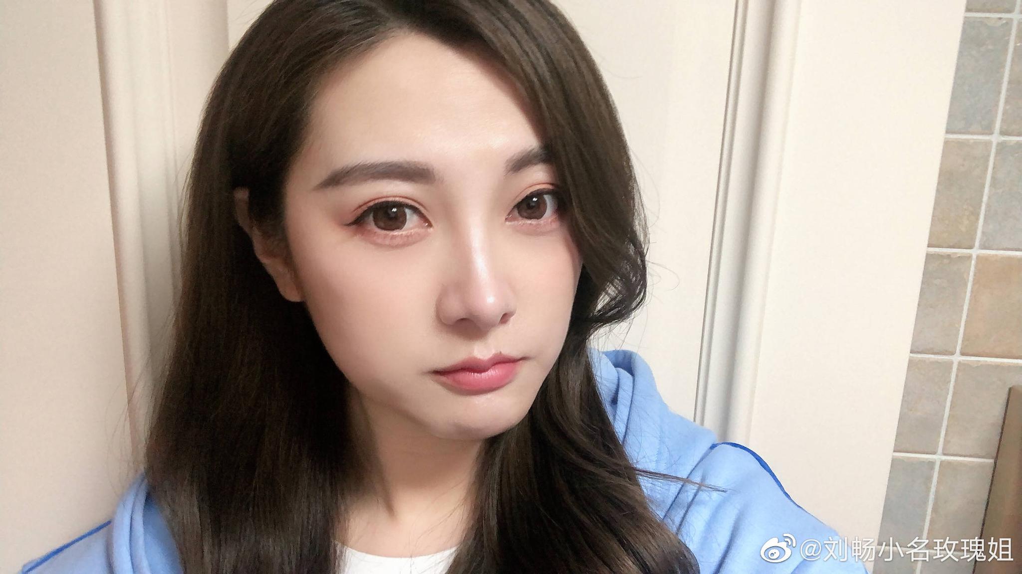 足球美女主持人刘畅晒出自己的自拍照，一位温文尔雅的主播