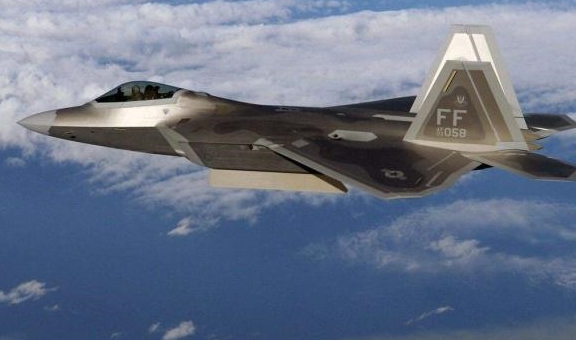 4架F22全球打击，数千机场随时起降，美国杀手锏有何威力？