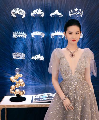 刘亦菲不愧是神仙姐姐,穿亮片薄纱裙亮相,女生看了也臣服