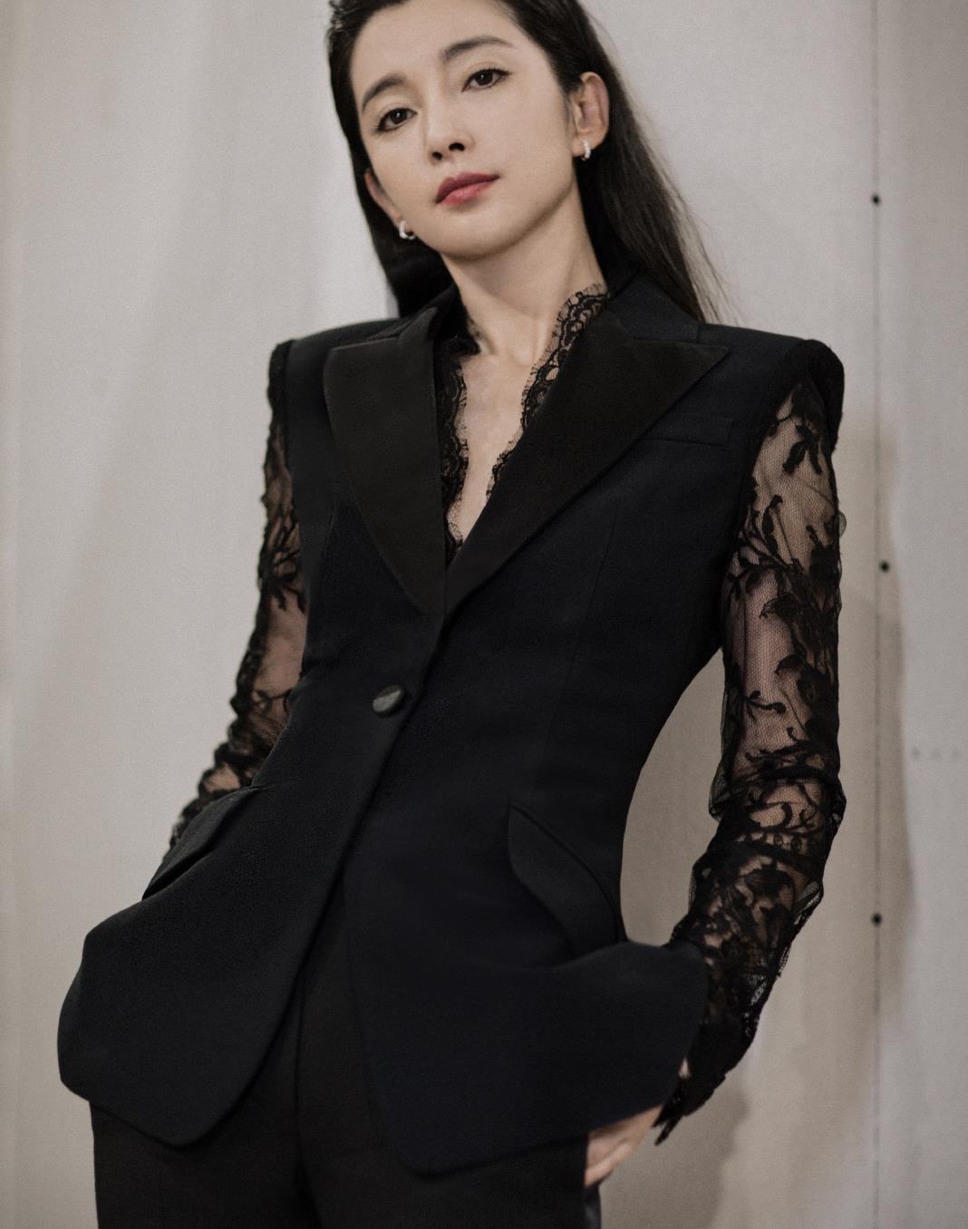 李冰冰为显嫩拼了，一身牛仔装显潮流个性，47岁活成27岁模样__财经头条