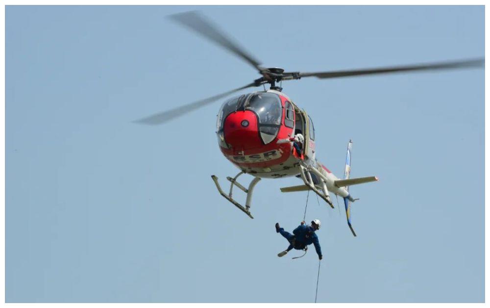 国产AC311A型直升机开展索降及水域应急救援飞行演练