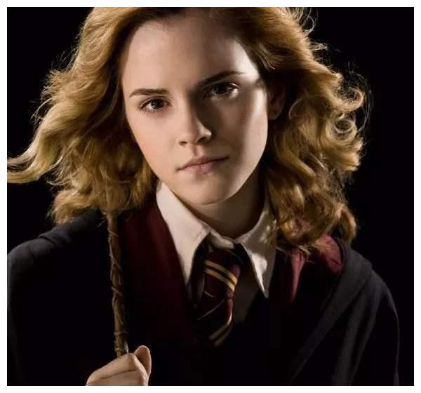还记得《哈利波特》中的卢娜吗？罗琳说她演得完美，容貌变化太大