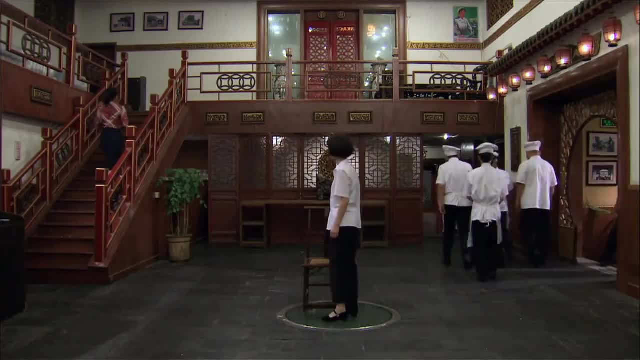 正阳门下：孟小杏被处罚，委屈向韩母诉苦，二姨一给钱就变脸了|影视|电影|电视剧_新浪新闻