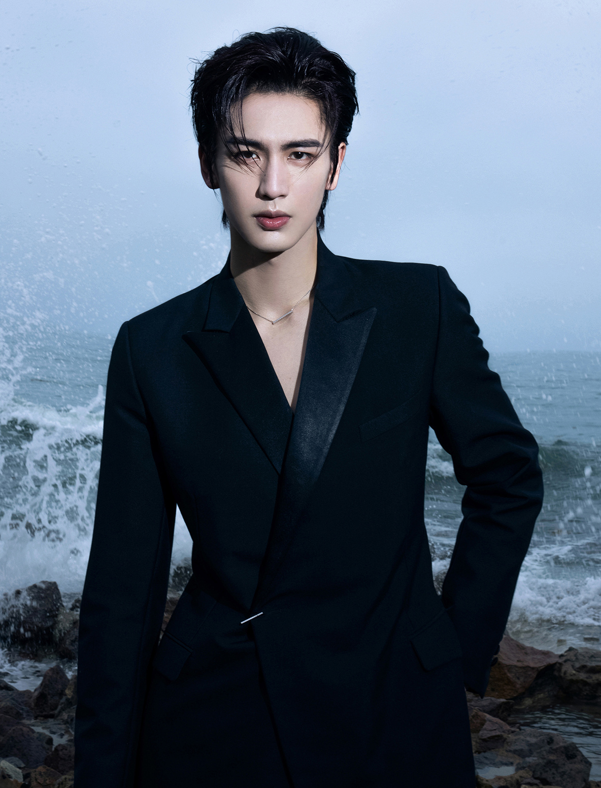 天气回暖，最近已经被男明星们的海边营业大片包围了