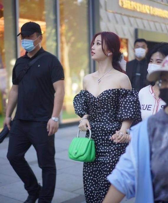 25岁虞书欣很敢穿,一袭抹胸波点裙性感贵气,真是豪门大小姐了