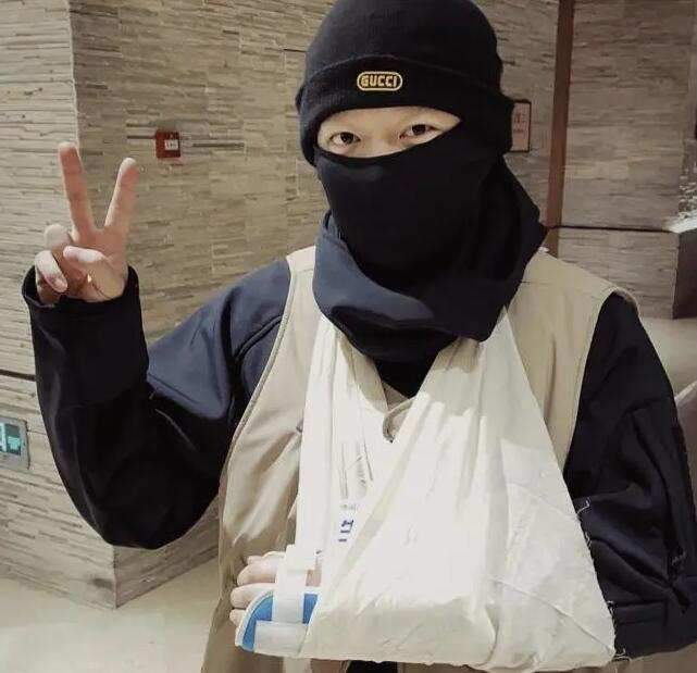 PGone近况曝光，新专辑卖出300万元，晒价值200多万豪车