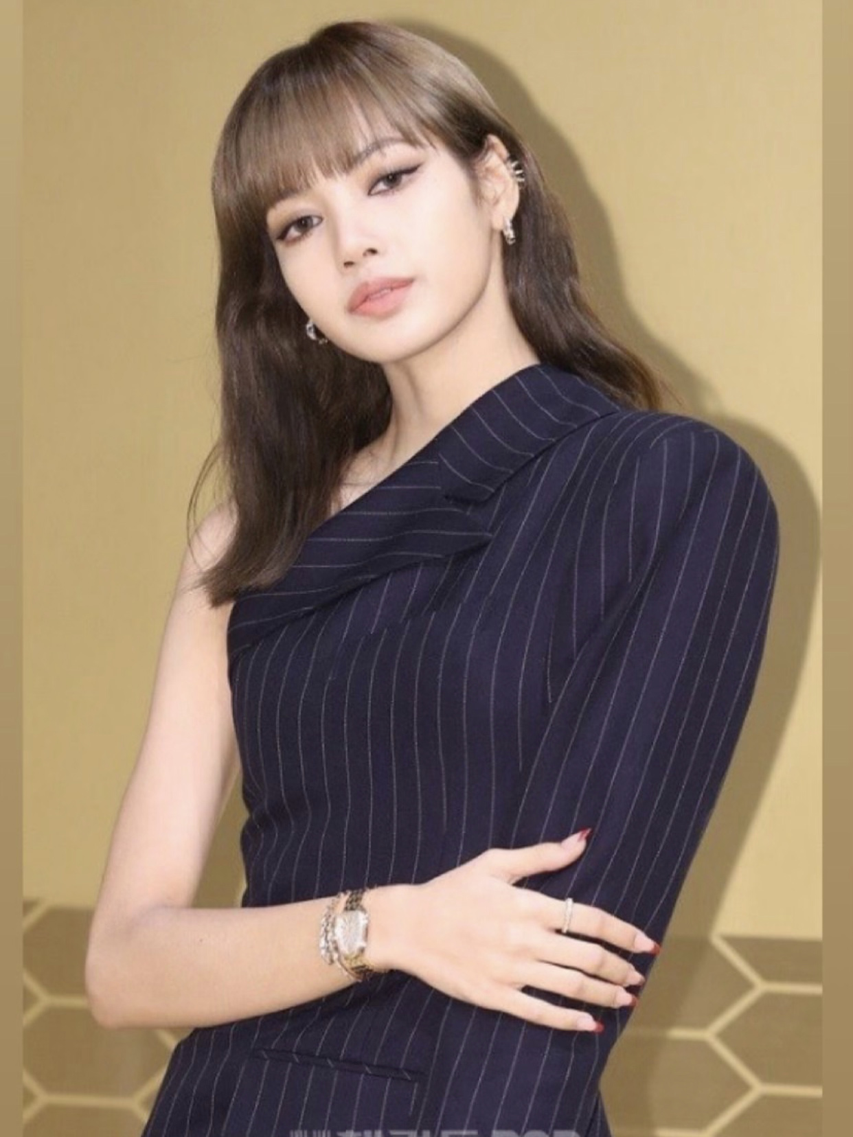 Lisa把西装当裙子穿，搭配露肩造型，芭比身材太抢镜！__财经头条