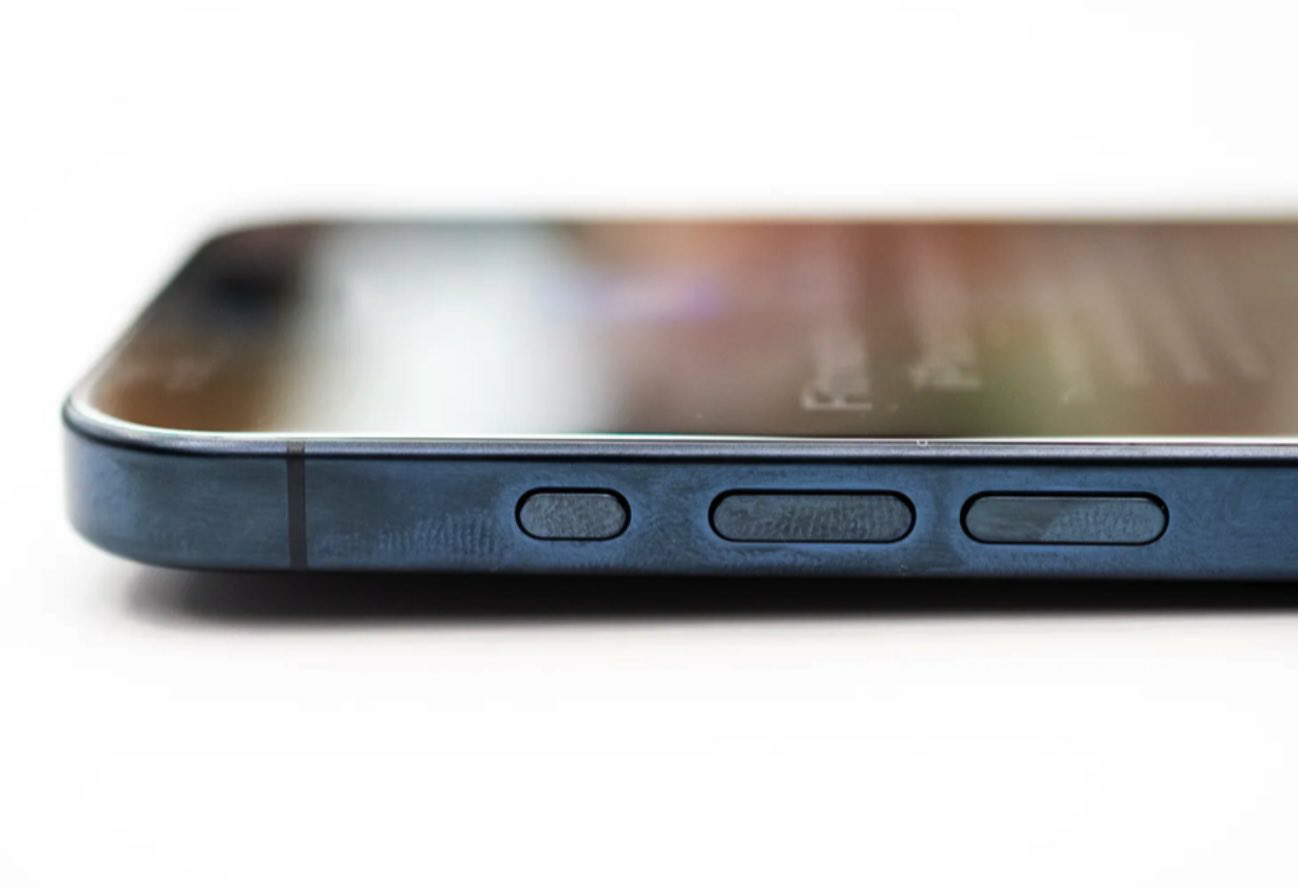 iPhone 15 Pro Max 自然钛金属边框掉色？|钛金属|边框|自然_新浪新闻