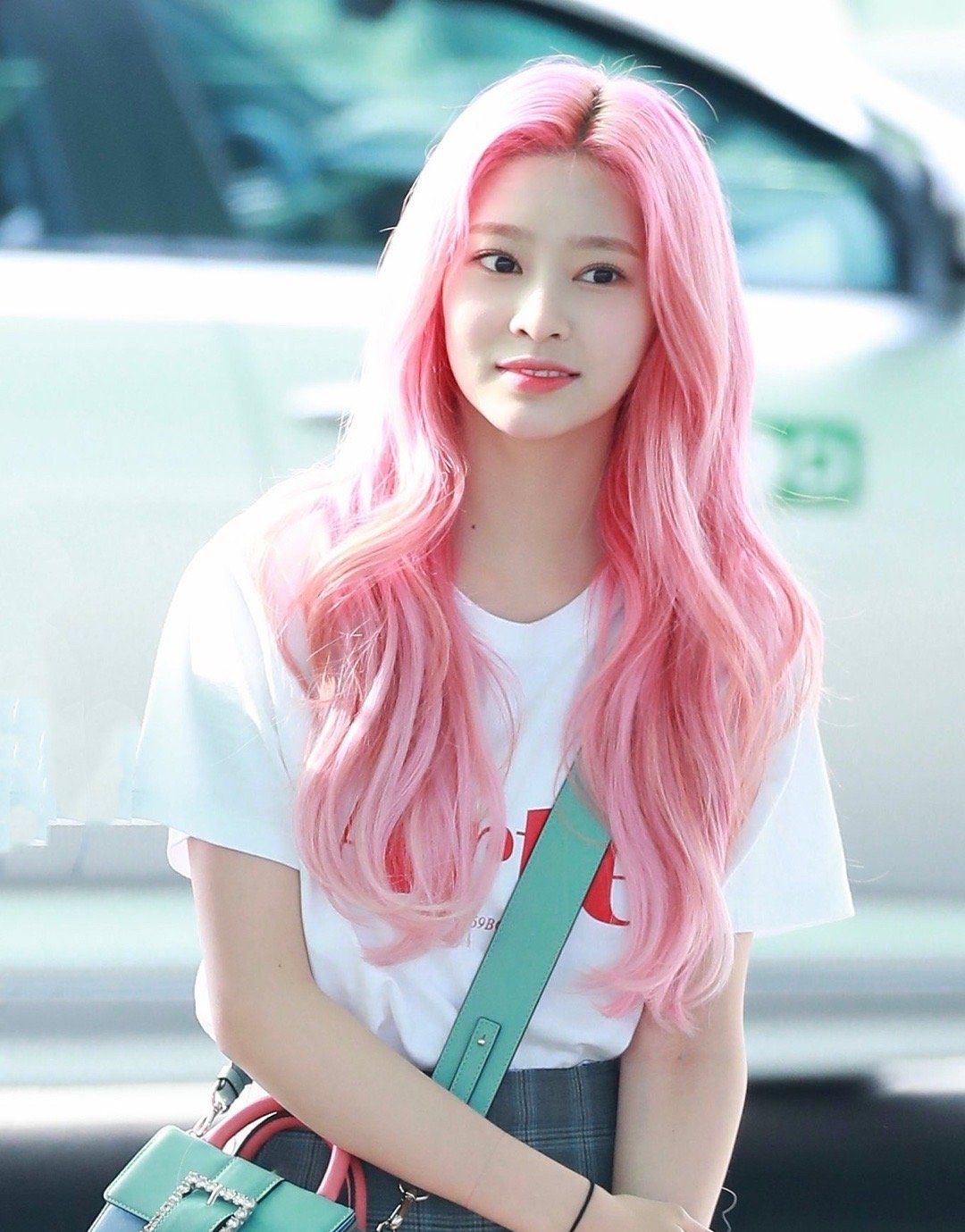 粉发少女，韩国女歌手金敏周机场高清图