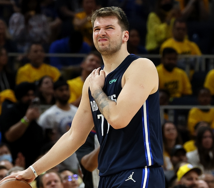 遗憾！独行侠队主场不敌公牛队，无缘附加赛，还留欧文吗？