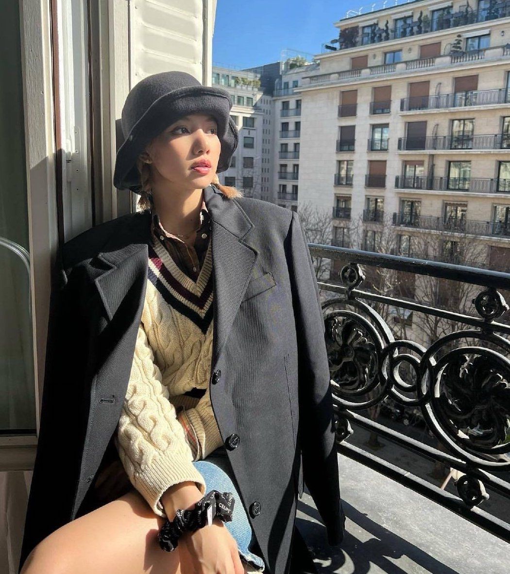 Lisa晒旅行美照，金发造型洋气十足，穿毛衣配短裙少女感满满