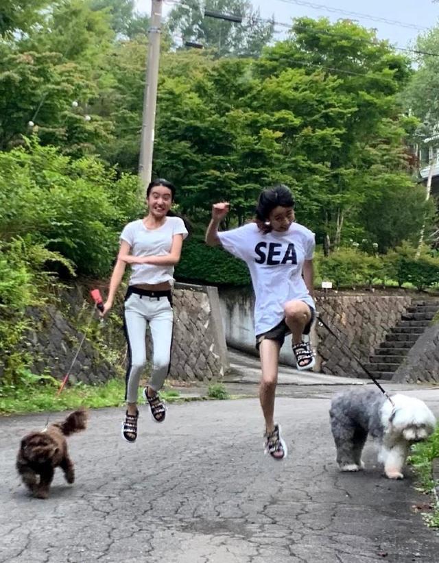 48岁木村拓哉父亲节获女儿送花，一脸得意，失格爱豆上榜理想爸爸