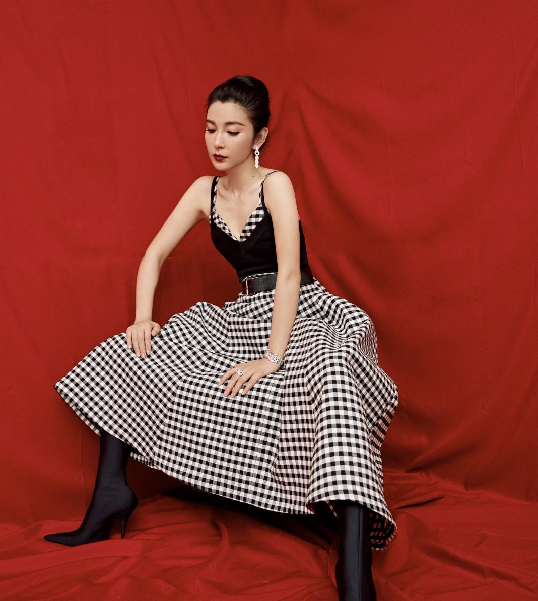 李冰冰为显嫩拼了，一身牛仔装显潮流个性，47岁活成27岁模样__财经头条