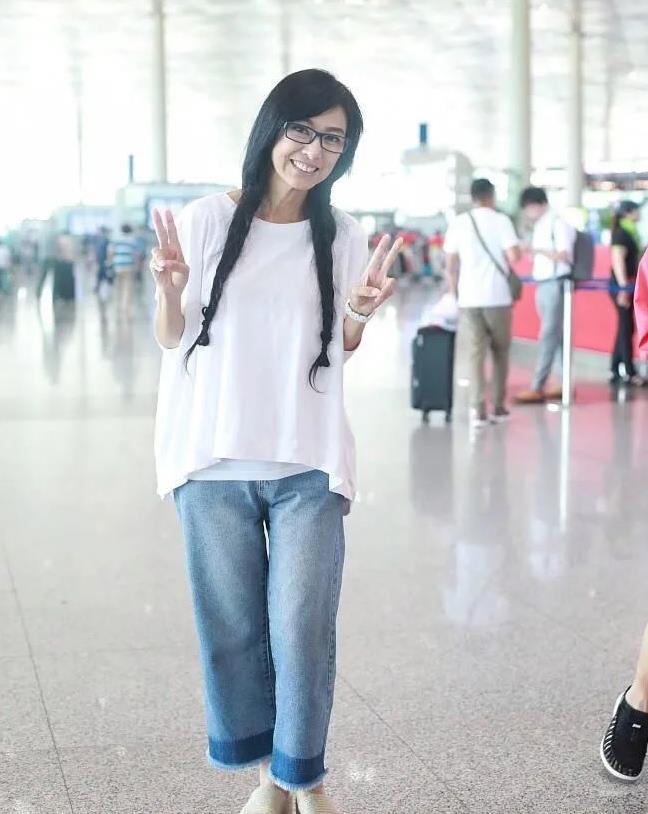 “扮嫩”就服米雪，白T牛仔裤搭双麻花辫，森系清新感满分__财经头条