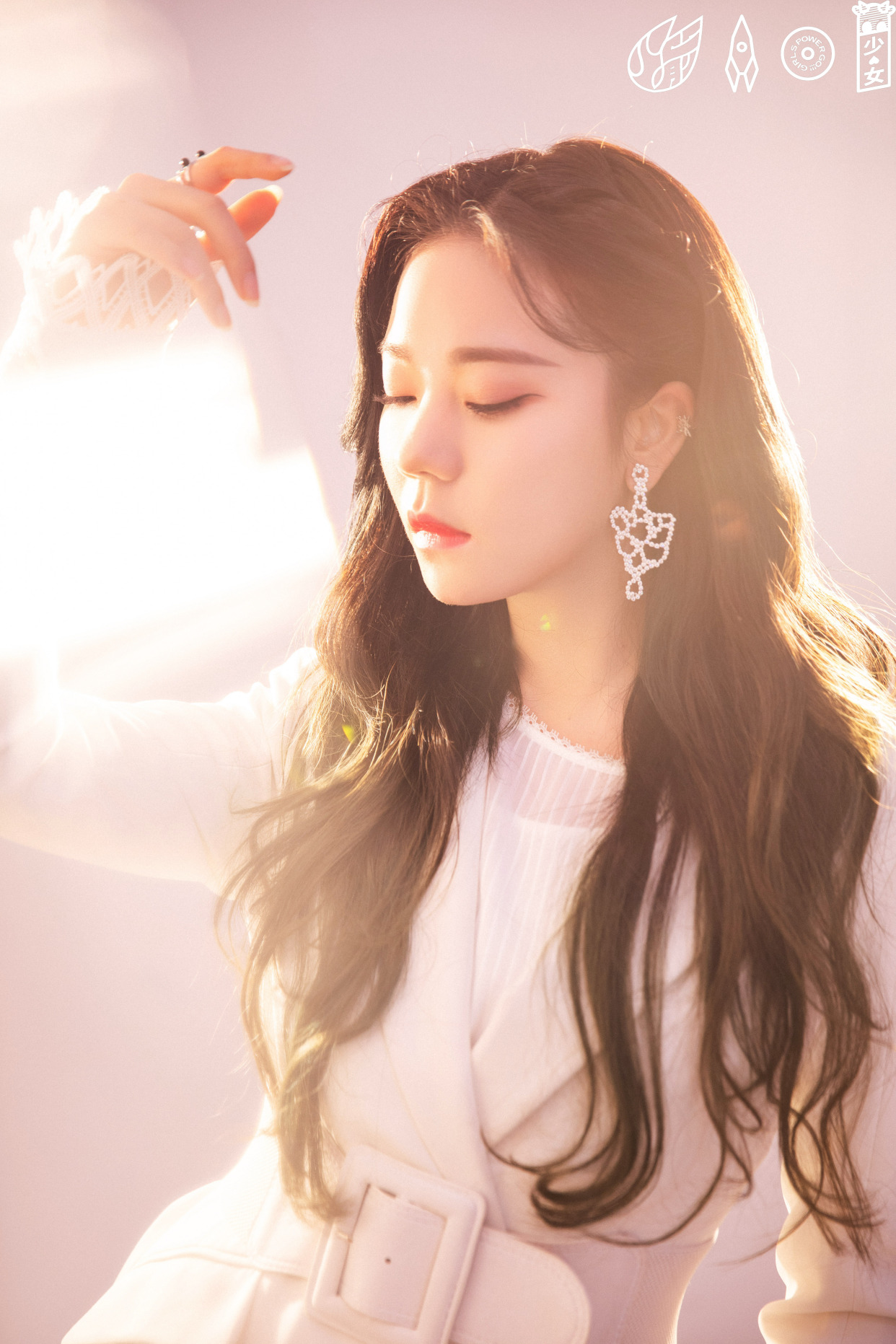 Sunnee西装造型霸气，段奥娟薄纱裙性感！