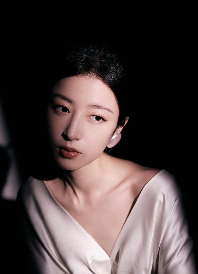 周雨彤纯白深露背礼服，曼妙精致优美！__财经头条