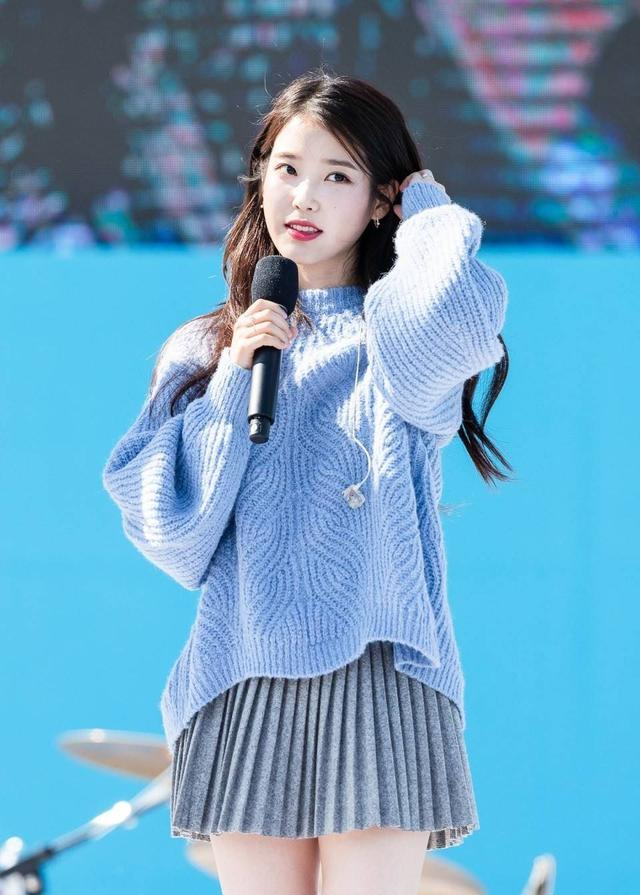 iu妹妹街拍凹造型，离了八级美颜，这腿原来“粗”成这样