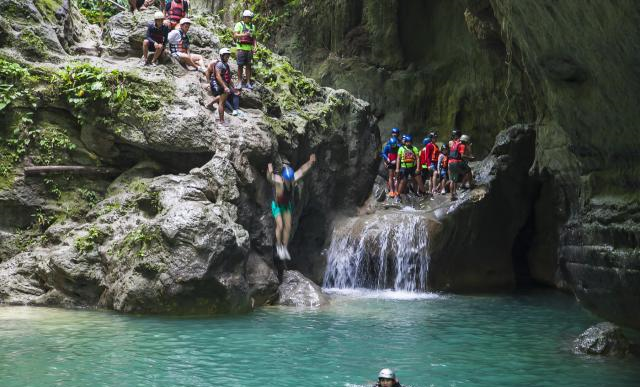 太刺激了！去菲律宾一定要玩的极限运动是蹦谷跳水，你敢挑战吗？__财经头条