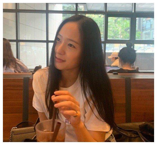 crystal近况，素颜也闪光的“清纯美女”__财经头条