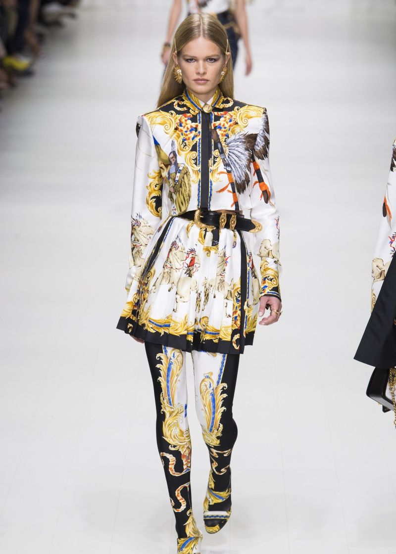 忆往昔峥嵘岁月，Versace的作品无比精彩，在岁月流转中保持魅力