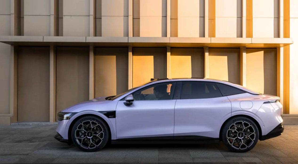 25款极氪007、小米SU7、智界S7值得入手吗？早买早享受！-新浪汽车