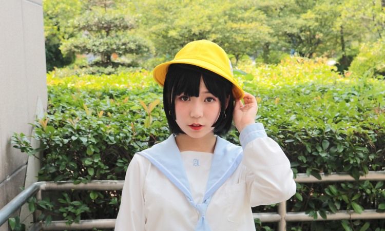 可爱小黄帽萝莉户外清纯水蓝色校园制服写真