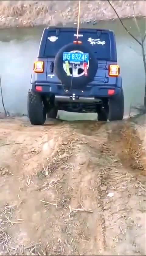 吉普牧马人涉水穿越|汽车资讯|中级车|Jeep_新浪新闻