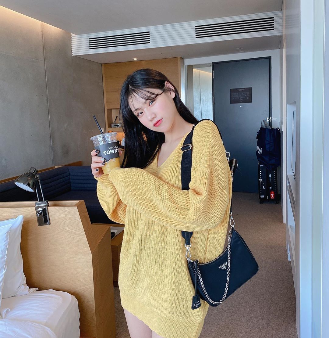 韩国网红女神，针织衫连衣裙，魅力十足彰显个性