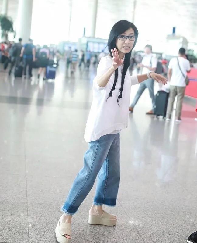 “扮嫩”就服米雪，白T牛仔裤搭双麻花辫，森系清新感满分__财经头条